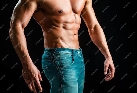 Chico Sexy Hombre En Negro Guapo Fitness Joven Culturista Con El Torso