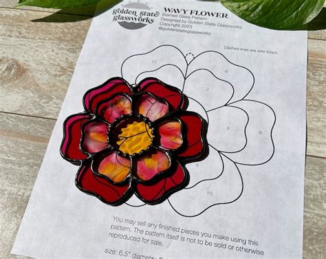 Wavy Flower Stained Glass Pattern • Stained Glass Patterns • Stained