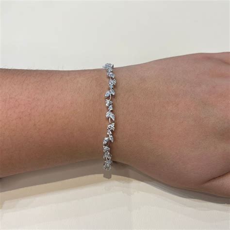Sterling Silver Rhodium Plated Fancy Cz Floral Design Bracelet En 2024