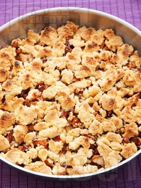 Френски сладкиш фъдж с ябълки орехи канела и натрошено маслено тесто на трохи