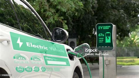 미래형 스마트 Ev 충전기로 배터리를 충전하는 전기 자동차 정독 0명에 대한 스톡 사진 및 기타 이미지 0명 3차원 형태 가상현실 Istock