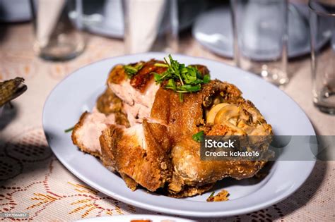 소스 맛있는 음식과 독일어로 돼지 고기 호크 튀긴 돼지 고기 너클 태국 식 해산물 소스와 함께 제공 나무 판에 바삭한 돼지 고기 너클 또는 독일 돼지 고기 호크 갈색에 대한