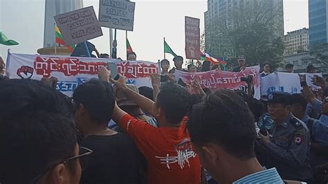 Dvb ဗုိလ္ခ်ဳပ္ေၾကး႐ုပ္ကန္႔ကြက္သည့္ ကရင္နီလူငယ္မ်ားကို ရန္ကုန္တြင္