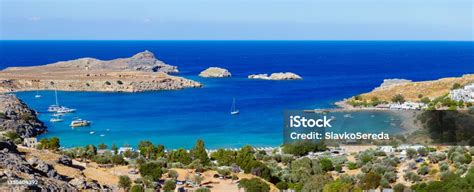 고대 아크로폴리스 유적 요새 바다 연안의 폐쇄된 만이 있는 린도스는 그리스 도데카네스에서 로도스 섬에서 가장 많이 볼 수 있는 곳입니다 지중해의 그리스 섬에서 의 휴가