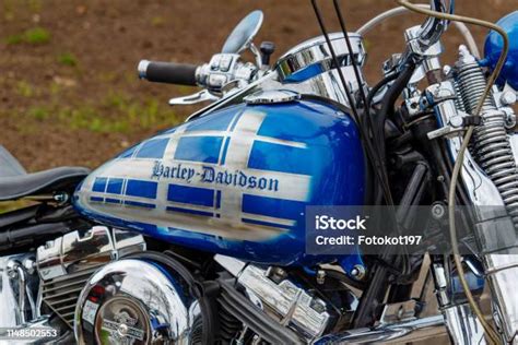 에 어 브 러 싱과 할리 데이비슨 오토바이 엠 블 럼 근접 촬영과 광택 블루 연료 탱크 모토 축제 Mosmotofest 2019 0명에 대한 스톡 사진 및 기타 이미지
