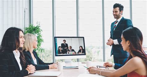 화상 통화 그룹 비즈니스 사람들은 가상 작업 공간 또는 원격 사무실에서 만납니다 스마트 비디오 기술을 사용하여 전문 기업