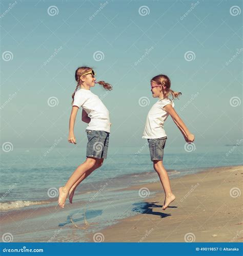 Zwei Schwestern Die Auf Dem Strand Spielen Stockbild Bild Von