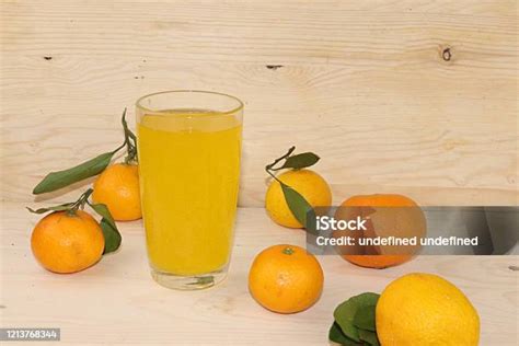 레몬 사이다 주스 또는 음료와 재료는 나무 테이블에 해독 다이어트와 체중 감소의 개념 자연 영양 바이러스와 감기에 대 한 신체의 면역 방어를 증가 0명에 대한 스톡 사진 및