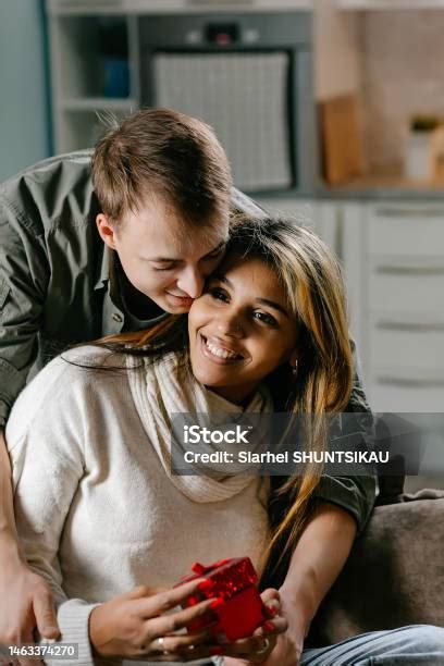 연인 사이의 부드러운 감정과 감정 사랑하는 사람을 위한 선물 집에서 남자 깜짝 여자 주기에 대한 스톡 사진 및 기타 이미지 주기 환희 25 29세 Istock