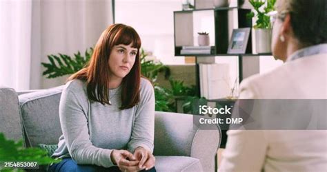 스트레스 관리 또는 우울증 및 대화를 위한 치료 중인 여성 소파 및 환자 상담 또는 정신 건강 웰빙 및 자기 관리를 위한