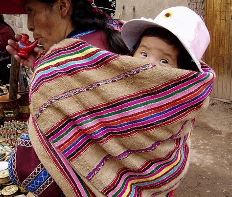 Bebé en el mercado de Peru Baby wearing Childrens clothes Mother and child
