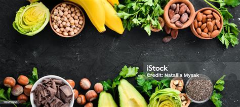 천연 마그네슘을 함유한 식품 마그네슘 초콜렛 바나나 코코아 견과류 아보카도 브로콜리 아몬드 평면도 검은색 배경입니다 0명에 대한