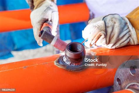 용접기는 가스 텅스텐 아크 용접 공정 을 파이프의 용접기에 용접합니다 용접에 대한 스톡 사진 및 기타 이미지 Istock