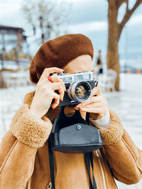 무료 이미지 여자 겉옷 어깨 사진 작가 하늘 카메라 렌즈 유행 목 안경 디지털 카메라 손가락 카메라 광학 시원한 격자 무늬 모직물 일안 리플렉스
