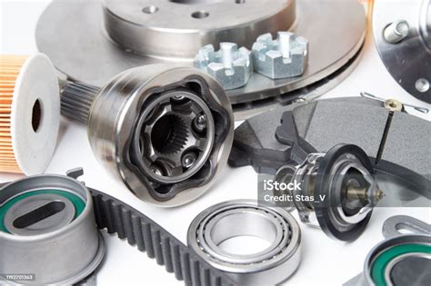 새로운 자동차 부품 배경 허브 펌프 브레이크 패드 필터 타이밍 벨트 롤러 Cv 조인트 흰색 배경에 고립 된 자동차용 온도 조절장치 강철에 대한 스톡 사진 및 기타 이미지