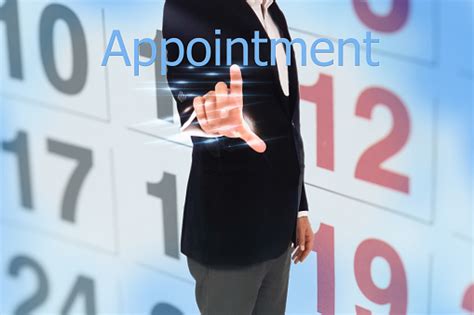 사업가 터치 스크린 인터페이스에 버튼을 누르면 하 고 약속을 선택 하 Episcopal Conference에 대한 스톡 사진 및