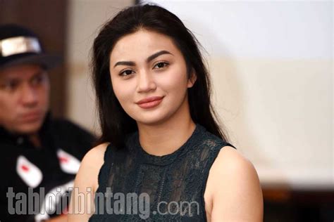 Seksinya Ariel Tatum Pakai Kemeja Putih Awas Gagal Fokus