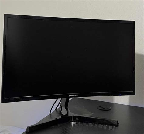 Samsung C24F390F ukrivljen monitor