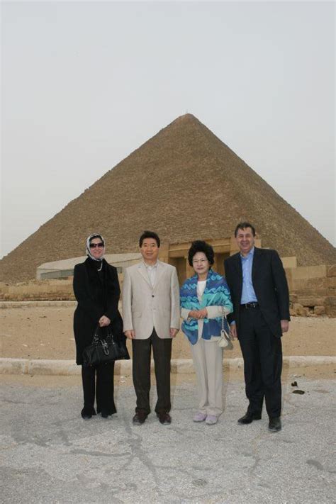 [노무현사료관] [이집트 카이로 기자지역의 스핑크스 앞에서 기념촬영하는 노무현 대통령 내외]