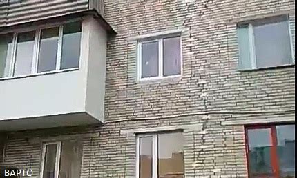 «Тримається на чесному слові». На Грушевського 142 тріщить будинок ...