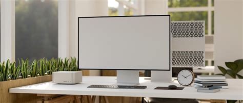 테이블에 Pc 데스크톱 컴퓨터 모형이 있는 도시의 최소한의 사무실 건물 공동 작업 공간 프리미엄 사진