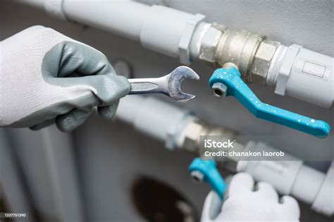 남성 배관공 작업자 설치 파이프 시스템은 수도꼭지렌치를 사용합니다 배관 검사 서비스 및 수리 가정 주방에 대한 스톡 사진 및