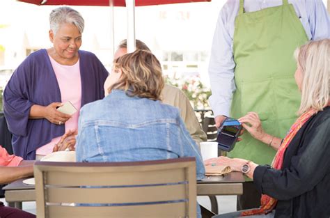 비접촉 식 결제 신용 카드를 통해 지불 하는 카페에서 수석 성인 여자 노인에 대한 스톡 사진 및 기타 이미지 여자 노인 계산대 계산원 Istock