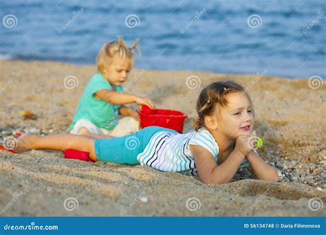 Meisjes Die Op Het Strand Spelen Stock Foto Image Of Meisje Spel