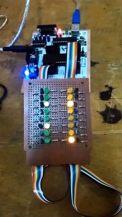 lampu lalu lintas berbasis avr microcontroller 8535 dari y e p
