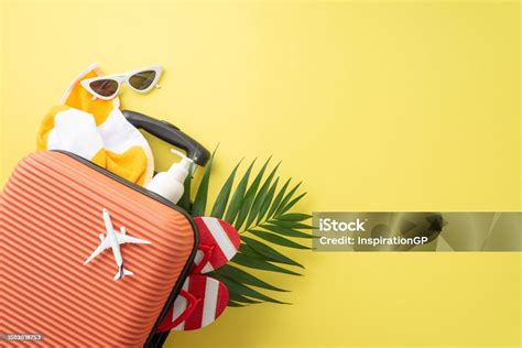 여름을 준비하세요 여행 가방 작은 비행기 모델 해변 액세서리 선글라스 자외선 차단제 슬리퍼 수건 노란색 배경에 야자수 잎의 평면도 여기에서 휴가 상품을 광고하세요 0명에