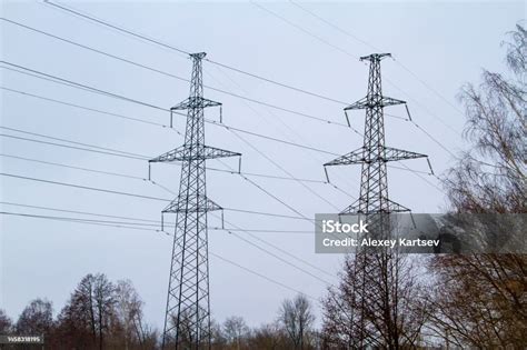 공기 전력 선의 새로운 큰 돛대 닫기 두꺼운 전선과 절연체와 고전압 전기 철탑 배경에 푸른 하늘 전통적인 에너지 전력 개념 가까운에 대한 스톡 사진 및 기타 이미지 Istock