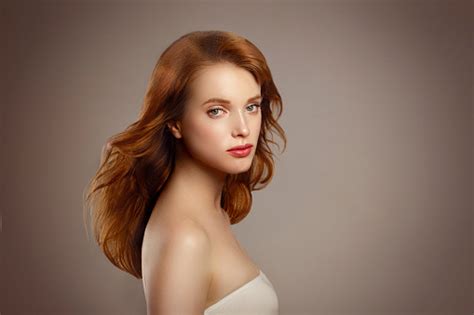 길고 빛나는 물결 모양의 머리와 갈색 머리 여자 소녀 곱슬 헤어스타일 자연 초상화와 아름 다운 모델입니다 갈색에 대한 스톡 사진 및 기타 이미지 Istock