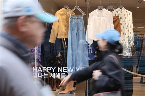 안 먹고 안 쓴다”소매 판매·건설 등 내수 꽁꽁