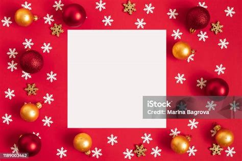 빨간색 배경에 눈송이와 금과 빨간 공 크리스마스 모형 새해 복 많이 받으세요 텍스트의 공백입니다 겨울 컨셉입니다 갈란드 장식품에 대한 스톡 사진 및 기타 이미지 Istock