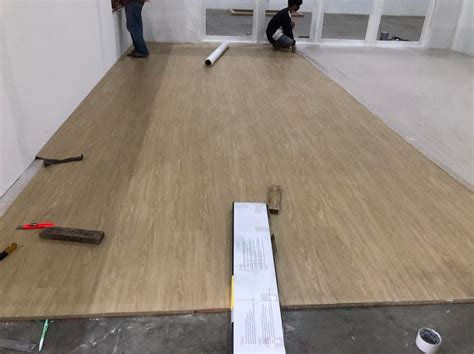 พื้นกระเบื้องยาง Spc ปูmock Up สำหรับถ่ายโฆษณา สำหรับ โฆษณาอะไรนั้นต้องตามไปดูกันค่ะ😊😊😊 พื้นไม้