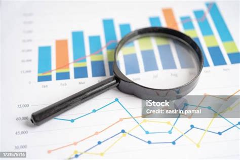 차트 그래프 용지에 돋보기 금융 개발 은행 계좌 통계 투자 분석 연구 데이터 경제 개발에 대한 스톡 사진 및 기타 이미지 개발 검사 보기 경제 Istock
