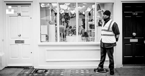 유리창 앞에 서 있는 흰색과 검은색 재킷을 입은 남자 사진 Unsplash의 무료 흰 문 이미지