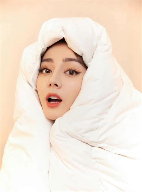 Địch Lệ Nhiệt Ba Khoe Trọn đôi Chân Vạn Người Mê Trong Mốt Giấu Quần