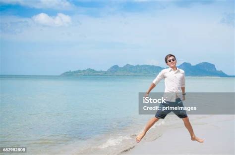 해변에서 노트북과 스마트폰을 사용 하 여 편안한 사업가 20 29세에 대한 스톡 사진 및 기타 이미지 20 29세 경관 관광 Istock