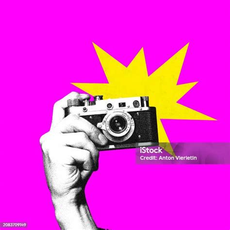 포스터 현대 미술 콜라주 손은 분홍색 배경에 흑백 필터로 복고풍 사진 카메라를 들고 있습니다 생동감 넘치는 추상적 디자인 카메라에 대한 스톡 사진 및 기타 이미지 Istock