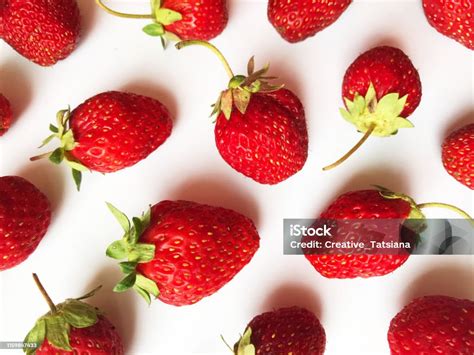 흰색 배경에 아름 다운 딸기 패턴입니다 레드 베리의 상단보기와 다채로운 여름 인쇄 개념에 대한 스톡 사진 및 기타 이미지 개념 건강한 생활방식 건강한 식생활 Istock