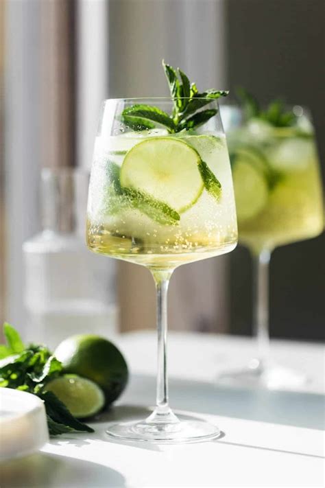 Hugo Spritz Prosecco And St Germain Spritz Spritz Recipe Cocktail