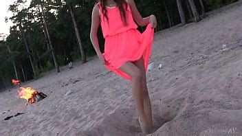 Kinky Lucy Dances Naked In The Beach And Masturbates With A Lollipop XNXX