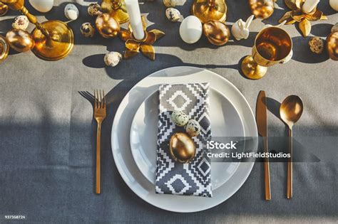 황금 계란과 메 추 라 기의 상위 뷰 레스토랑 부활절 개념에서에서 접시에 계란 0명에 대한 스톡 사진 및 기타 이미지 0명 건강한 식생활 고급 요리 Istock