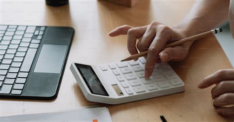 집에서 컴퓨터 노트북 비즈니스 회계 예산 및 대출 용지로 계산기를 사용하는 비즈니스 여성 또는 회계사를 닫습니다 사진 Unsplash의 태국 이미지