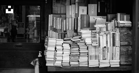 탁자 위에 놓인 책 더미 사진 Unsplash의 무료 일본 이미지