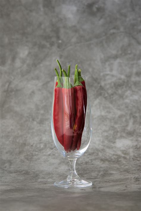 유토이미지 회색배경위에 있는 투명한 유리잔안의 홍고추