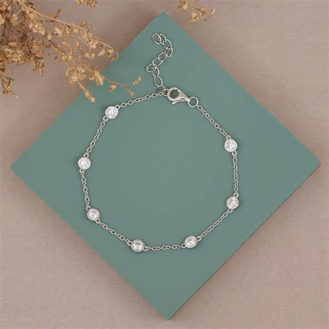 걸쇠 고급 고전적인 스타일 금속 높은 각도보기 둥근 보석 디자이너 보석 럭셔리 메탈릭 미니멀리스트 보석 디자인 보석 사진 보석 전시 보석 조각