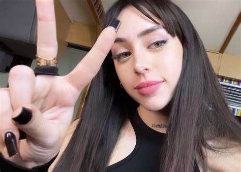 Nikki Nicole Crushes Normal Dark Clothing Singers Storage Beauty Backgrounds