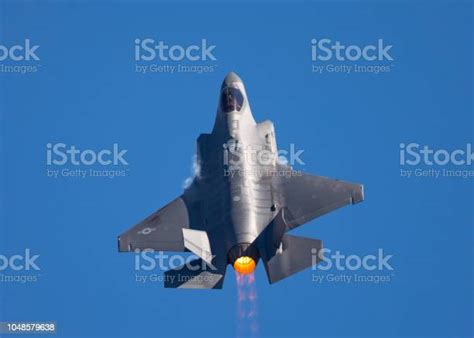 매우 가까이에 애프터와 함께 높은 G 회전에서 F35 번개 Ii의 꼬리 뷰와 날개 루트에서 응축 가신 전투기에 대한 스톡 사진 및 기타 이미지 Istock